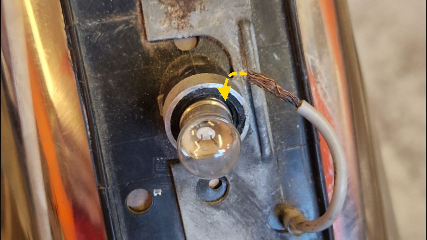 Hur kopplar man baklampan på Crescent Compact 1247? - Classic Motor