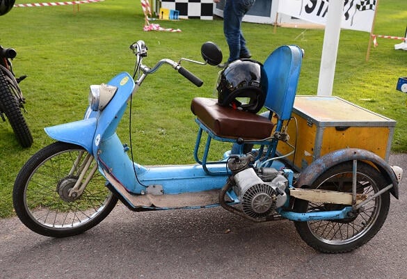 Partner invalidmoped som sliter däck - Classic Motor
