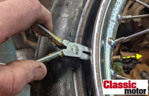 Så lagar du punktering på mopeden - Classic Motor